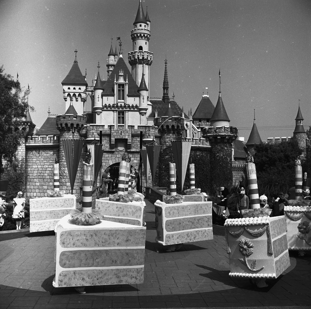 A Pictorial Look at Disneyland's First Decade! | The Walt Disney Family ...