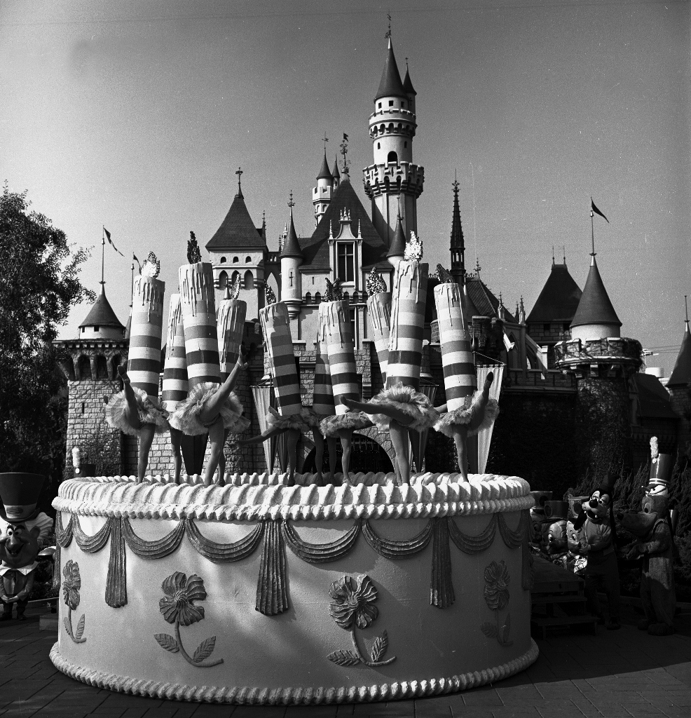 A Pictorial Look at Disneyland's First Decade! | The Walt Disney Family ...