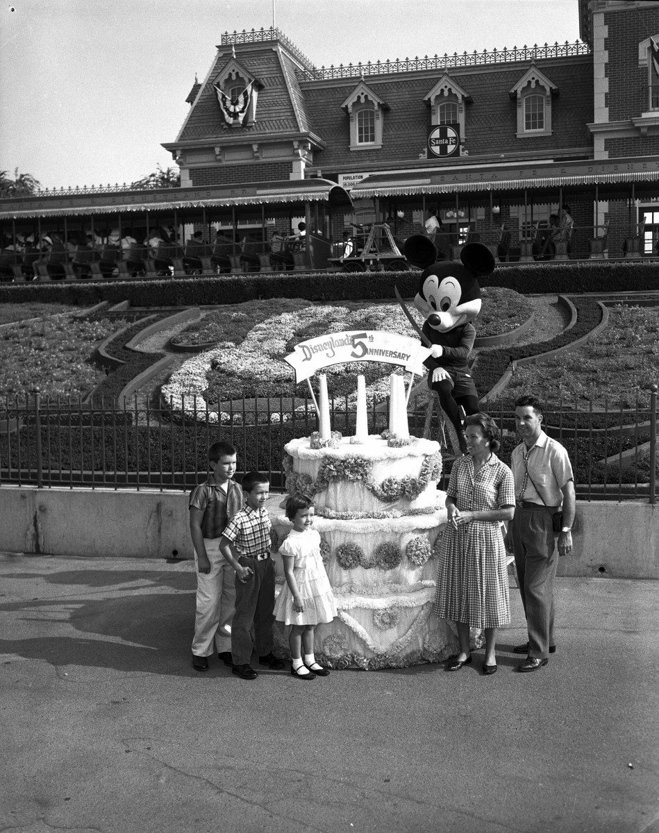 A Pictorial Look at Disneyland's First Decade! | The Walt Disney Family ...